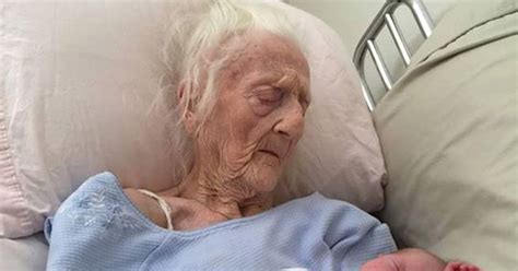 101 Year Old Rosa Camfield Met Her Great Granddaughter Kaylee Right