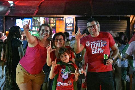 Fotos Eleitores Comemoram Vitória De Lula E Casagrande Na Rua Da Lama