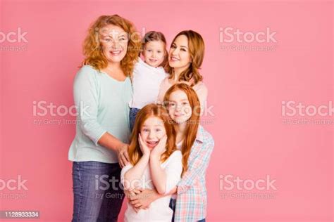 가족 사진 폭 시 작은 여자 엄마 할머니 서 가까운 꽉 레저 이빨 미소 기쁜 주말 설정 가까이 지출 자유 시간 착용 스웨터 셔츠 장미 배경에 고립 Pullovers 가족에