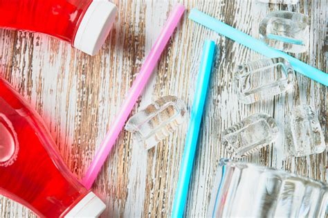 딸기와 페트 병 상쾌한 음료 흩어진 얼음 조각과 마시는 빨 대 초라한 나무 테이블의 배경에 닫습니다 복사 공간 0명에 대한 스톡 사진 및 기타 이미지 Istock