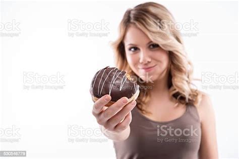 절반 길이 세로는 의 예쁜 웃는 너무해 어둡습니다 스타일의 여자 건강에 좋지 않은 음식에 대한 스톡 사진 및 기타 이미지 건강에 좋지 않은 음식 귀여운 다이어트