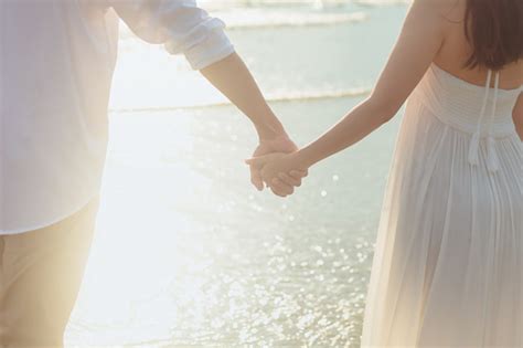 젊은 부부는 손을 잡고 해변에서 실행 사랑해요 휴일 및 직업 개념 2명에 대한 스톡 사진 및 기타 이미지 2명 걷기 관광