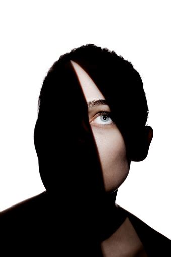 귀여운 소녀의 세련된 스튜디오 초상화 그녀의 얼굴에 하드 그림자와 아름다운 젊은 여자의 실루엣 화이트 백그로웅에 대한 20 29세에 대한 스톡 사진 및 기타 이미지 Istock