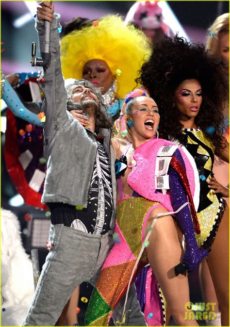Full Sized Photo Of Miley Cyrus Mtv Vmas 2015 Performance 01 Miley