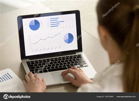 사업가 노트북에 통계 소프트웨어 분석 — 스톡 사진 © Fizkes 163151664