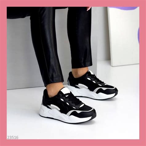 Модні кросівки за доступною ціною колір чорно білий невисока танкетка