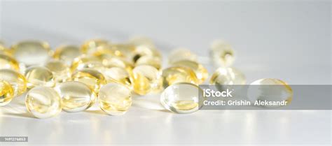 흰색 바탕에 생선 기름 오메가 3 비타민 D 노란색 보충 젤 캡슐 매크로 샷 0명에 대한 스톡 사진 및 기타 이미지 0명 건강관리와 의술 건강한 식생활 Istock