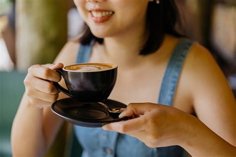 거품 예술과 함께 평평한 흰색 커피 한 잔을 들고있는 아시아 중국 여성 긍정적인 감정 표현에 대한 스톡 사진 및 기타 이미지