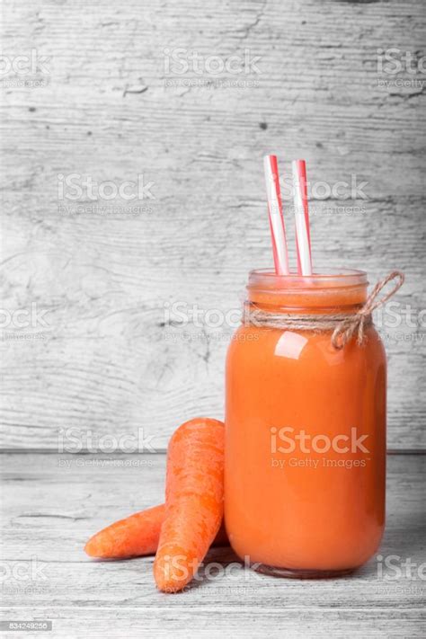 당근 밀크 쉐이크 또는 스무디는 밝은 배경에 나무 빨 대를 마시는 잔 클로즈업 0명에 대한 스톡 사진 및 기타 이미지 0명 건강한 생활방식 건강한 식생활 Istock