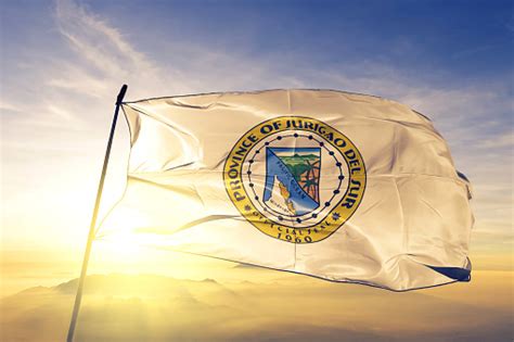 수리가 오 델 쉬르 지방의 필리핀 플래그 섬유 피복 직물 최고의 일출 안개 안개에 흔들며 0명에 대한 스톡 사진 및 기타 이미지 0명 공단 공휴일 Istock