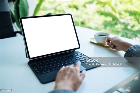 커피를 마시는 동안 컴퓨터 Pc로 빈 흰색 데스크톱 화면태블릿 터치 패드에 만지는 여성 공란에 대한 스톡 사진 및 기타 이미지 공란 노트북 데스크탑 컴퓨터 Istock