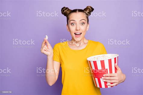 갈색 머리 흰색 유행 쾌활한 밀레니엄 보고 영화의 사진은 팝 옥수수 표현 깜짝 놀란 감정 고립 보라색 파스텔 색상 배경의 양동이를 들고 플롯에서 예기치 않은 이벤트에 흥분