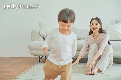 아기 나이 남자아기 어린이 나이 성장 소년 남성 귀여움 물체묘사 육아맘 엄마 가족 이미지 Jv12385849 게티이미지뱅크