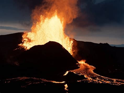 冰岛法格拉达尔火山喷发 游客围观“打卡” 搜狐大视野 搜狐新闻
