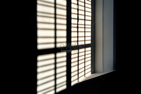 창 벽에 빛과 그림자