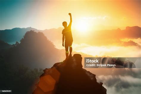 Силуэт Позитивного Человека Празднующего На Вершине Горы С Поднятыми Вверх Руками Силуэт