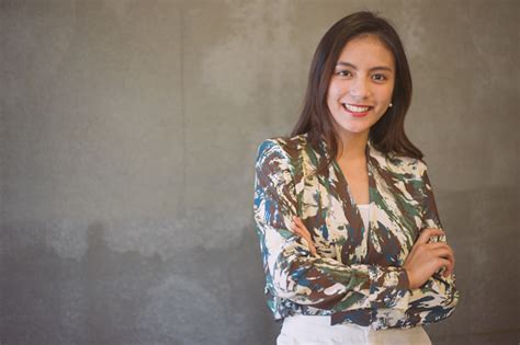 초상화 젊은 아시아 크리에이 티브 비즈니스 사람 작업 성공 프로젝트 팀 비즈니스 사람들 위 아 마르틴 캐주얼 정장 옷 작업 행복 액션 현대 공동 작업 공간 금융에 대한 스톡