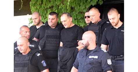 Васил Божков се върна Защо сега Версиите