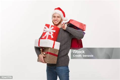 크리스마스 컨셉흰색 바탕에 선물 하 고 행복 한 표정으로 쇼핑백을 많이 들고 수염과 젊은 잘생긴 남자 귀여운에 대한 스톡 사진 및 기타 이미지 Istock