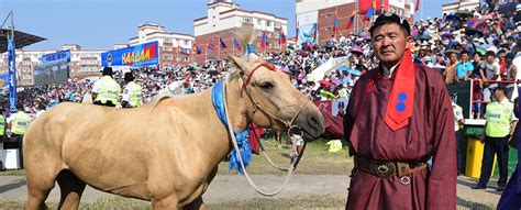 Аймгийн Алдар уяач Н Батжаргал Улс бүсийн уралдаанаас хоёр айраг хүртлээ