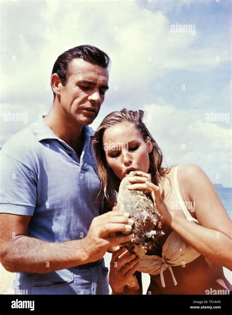 Dr No Sean Connery Ursula Andress Stockfotos Und Bilder Kaufen Alamy