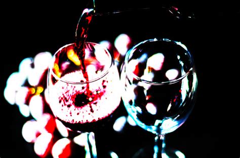 유리 미식가 위한 와인 절묘 한 주류 한 잔으로 순간의 축 하에에서 레드 와인을 붓는 가득 찬에 대한 스톡 사진 및 기타 이미지 가득 찬 결정체 고급 Istock