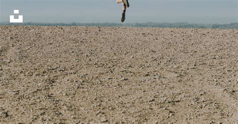 파란색 셔츠와 검은색 반바지를 입은 남자가 파란색과 흰색 낙하산을 타고 있다 사진 Unsplash의 무료 스포츠 이미지