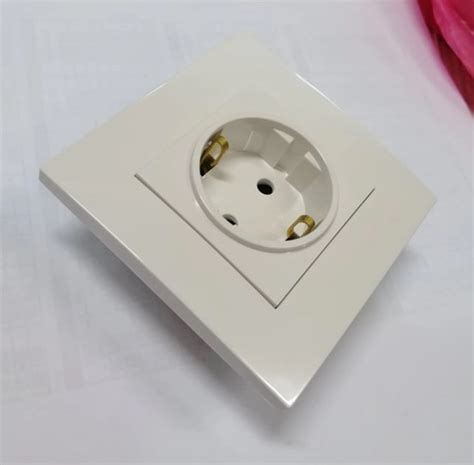 Schneider Vivace 16a 1g Schuko Socket With Shutter Security