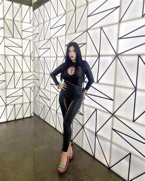 Pamela Safitri Bergaya Ala Cewek Mamba Baju Jaring Jaring Bikin Susah Fokus