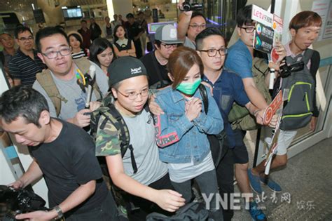 阿sa与陈伟霆分手返港遭围堵 口罩遮面仍憔悴 青岛新闻网