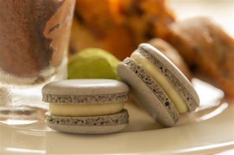 차와 커피를 마실 수 있는 항아리에 새는 화려하고 향기로운 달콤한 프랑스 디저트 마카롱 마카롱에 대한 스톡 사진 및 기타 이미지 마카롱 호화로움 0명 Istock