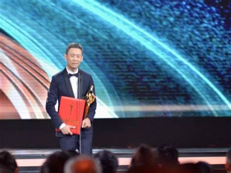 大众电影百花奖武汉破圈，张译继续成为影帝，袁泉首次成为影后第36届大众电影百花奖张译袁泉斩获百花奖影帝、影后直击第36届大众电影百花奖