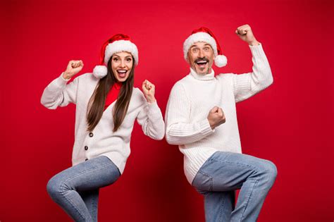 매력적인 행운의 쾌활한 부부의 초상화는 밝은 빨간 색 배경을 통해 고립 된 재미 이브 시간을 갖는 춤을 기뻐 2명에 대한 스톡 사진 및 기타 이미지 Istock