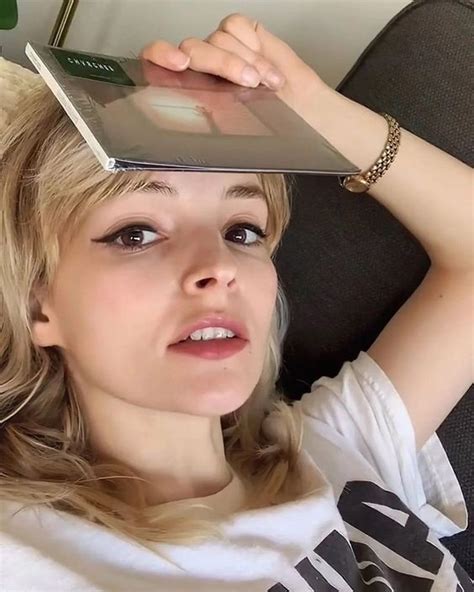 Lauren Mayberry Rlaurenmayberry