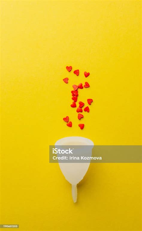 노란색 배경에 빨간 하트와 흰색 생리 컵 대체 여성 위생 제품 기간 동안 여성 건강 개념입니다 플랫 레이 공간을 복사합니다 0명에 대한 스톡 사진 및 기타 이미지 Istock