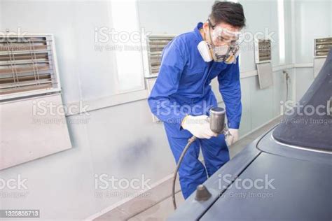 기업가 사업가 작은 사업 소유자 페인트 차고 자동차 수리 점 점프수트와 더스트 마스크를 착용한 화가 노동자가 페인트룸에서 스프레이 건을 들고 있다 30 34세에 대한 스톡