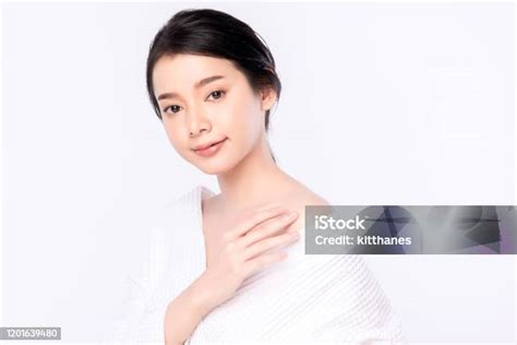 초상화 아름 다운 젊은 아시아 여자 깨끗 한 신선한 맨 피부 개념입니다 아시아 소녀 아름다움 얼굴 스킨 케어 및 건강 웰빙 얼굴 치료 완벽한 피부 자연 메이크업 흰색 배경에