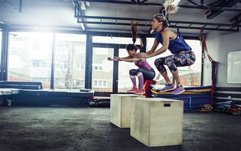 휘트니스 여자 체육관에서 상자 점프 운동을 하 고입니다 교차 훈련법에 대한 스톡 사진 및 기타 이미지 교차 훈련법 체육관 가냘픈 Istock