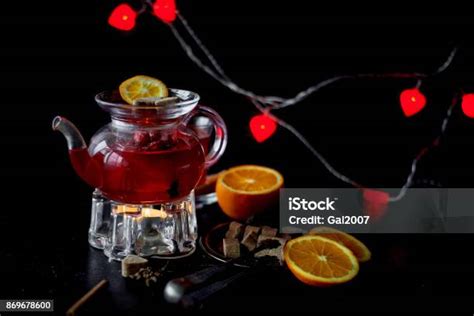 새 해 분위기의 분위기입니다 촛불을 온난화와 스탠드에의 주전자 주전자 Mulled 와인 또는 레몬 히 비 스커 스 차에서 계 피 막대기와 오렌지 0명에 대한 스톡 사진 및