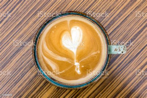 위에서 플랫 누워도 커피 라 떼의 우유 거품에 심장 모양 컵 갈색에 대한 스톡 사진 및 기타 이미지 갈색 검은색 기포 음료 Istock