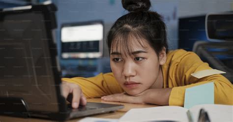 스트레스를 받은 지친 여자는 사무실 책상에 앉아 초과 근무를 하며 업무에 과부하가 걸립니다 사진 Unsplash의 마감 이미지