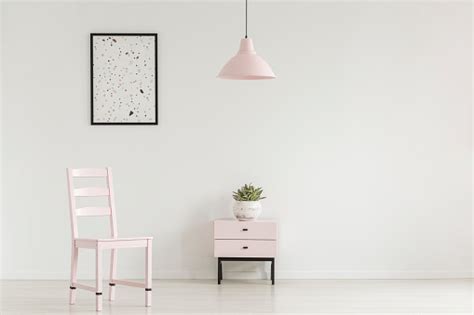 포스터와 화이트 거실 인테리어의 자 옆 식물 캐비닛 위에 램프 실제 사진 0명에 대한 스톡 사진 및 기타 이미지 0명 가구 가정의 방 Istock