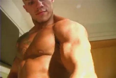 Bald Bodybuilder En Español