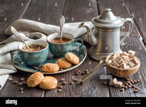 Zwei Blaue Vintage Tassen Mit Schwarzem Kaffee Plätzchen Und Antiker Kaffeekanne Umgeben Von