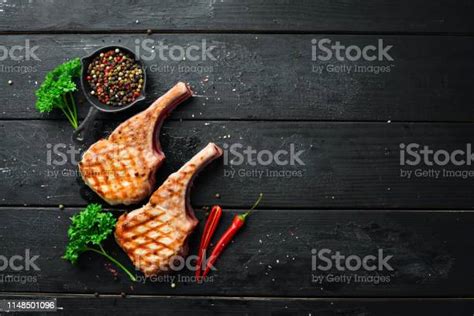 향신료와 허브로 뼈에 돼지고기 스테이크를 바베 큐 평면도 텍스트를 위한 여유 공간 고기에 대한 스톡 사진 및 기타 이미지