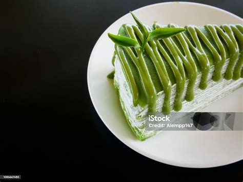 일본 말 차 녹차 케이크 배경에서 현대 블랙 테이블에 흰 접시에 단풍 가루로 빻은에 대한 스톡 사진 및 기타 이미지 가루로 빻은 건강한 생활방식 그릇 Istock