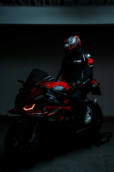 Bmw 가죽 정장 거리 자전거 검은 헬멧 경주용 오토바이 고성능 자전거 교통 그림자 도시의 라이더 라이더 앉아있음 모터바이크 모터사이클 모터사이클