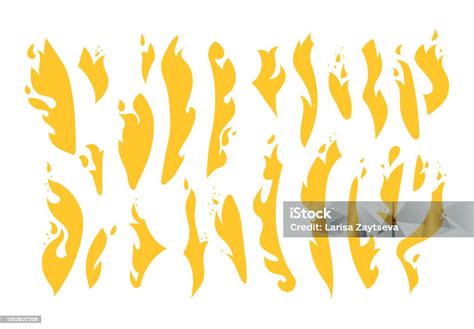 노란색 불꽃의 큰 세트 다양한 형태의 화재의 컬렉션 타오르는 모닥불의 손으로 그린 실루엣 흰색 배경에서 격리된 벡터 그림입니다 개체 그룹에 대한 스톡 벡터 아트 및 기타