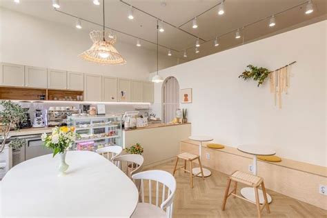 화이트and우드톤 밝은 분위기의 11평 홍대 카페 인테리어 커피숍 디자인 레스토랑 인테리어 인테리어