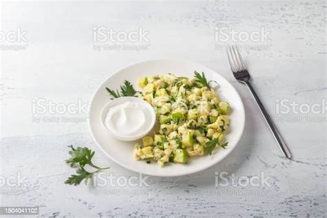 호박을 곁들인 터키 스크램블 에그는 연한 파란색 배경에 요구르트와 함께 제공됩니다 맛있는 수제 채식 음식 쥬끼니에 대한 스톡 사진 및 기타 이미지 Istock